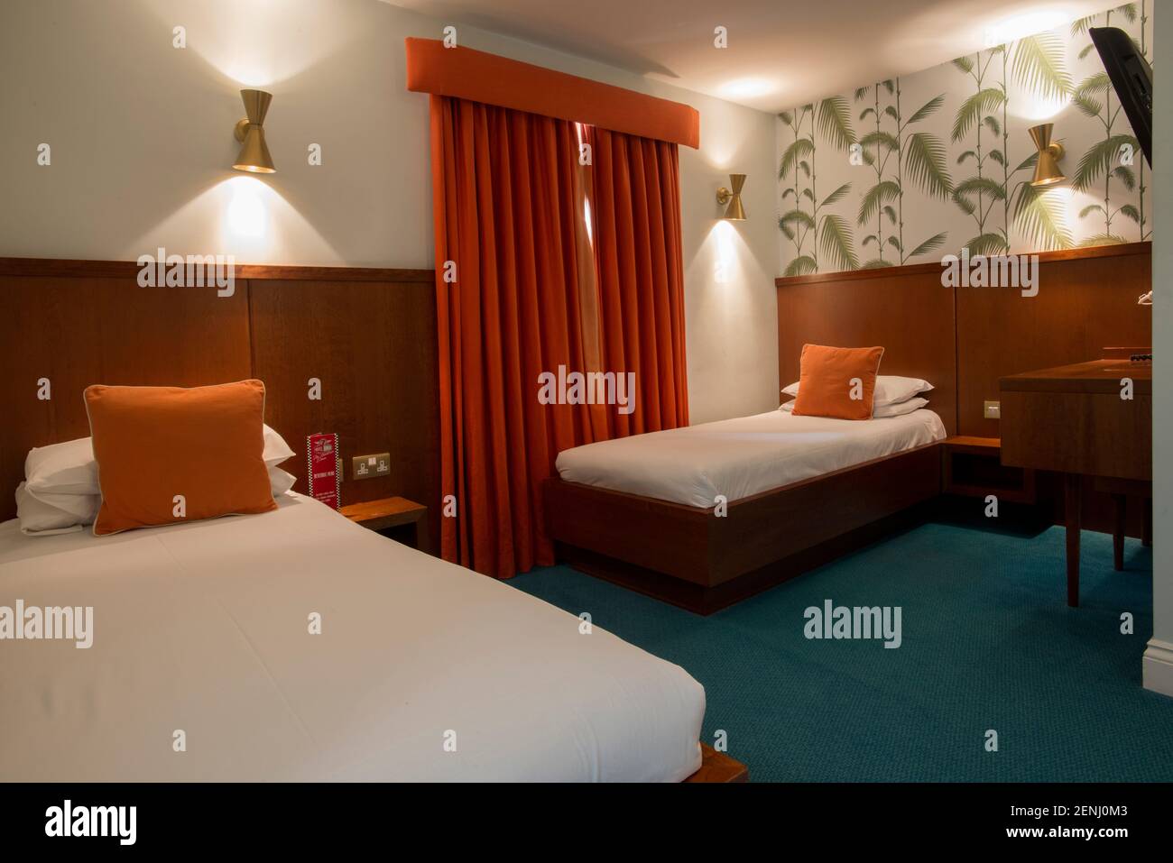 Hotel room in the UK twin room Stock Photo - Alamy