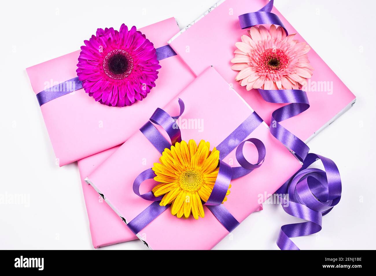 Cute spring gift boxes with daisy flowers. Spring floral background ...