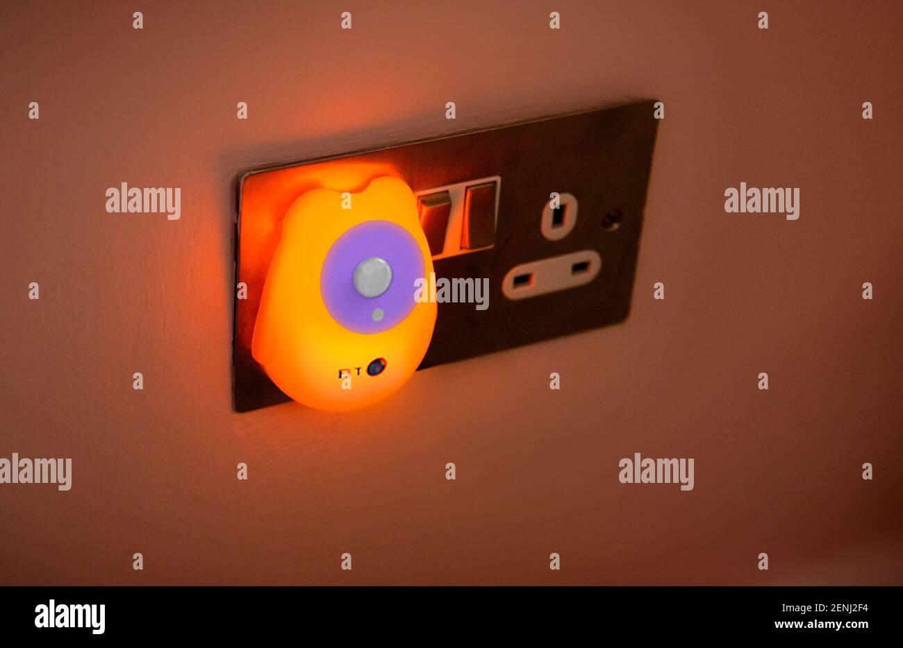 Parents children sleeping bed night hi-res stock photography and images ...