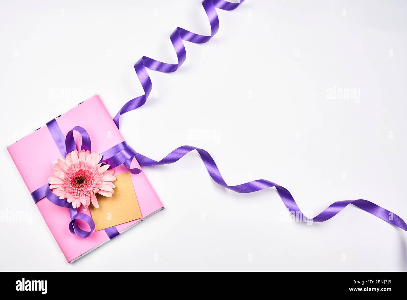 Cute spring gift boxes with daisy flowers. Spring floral background ...