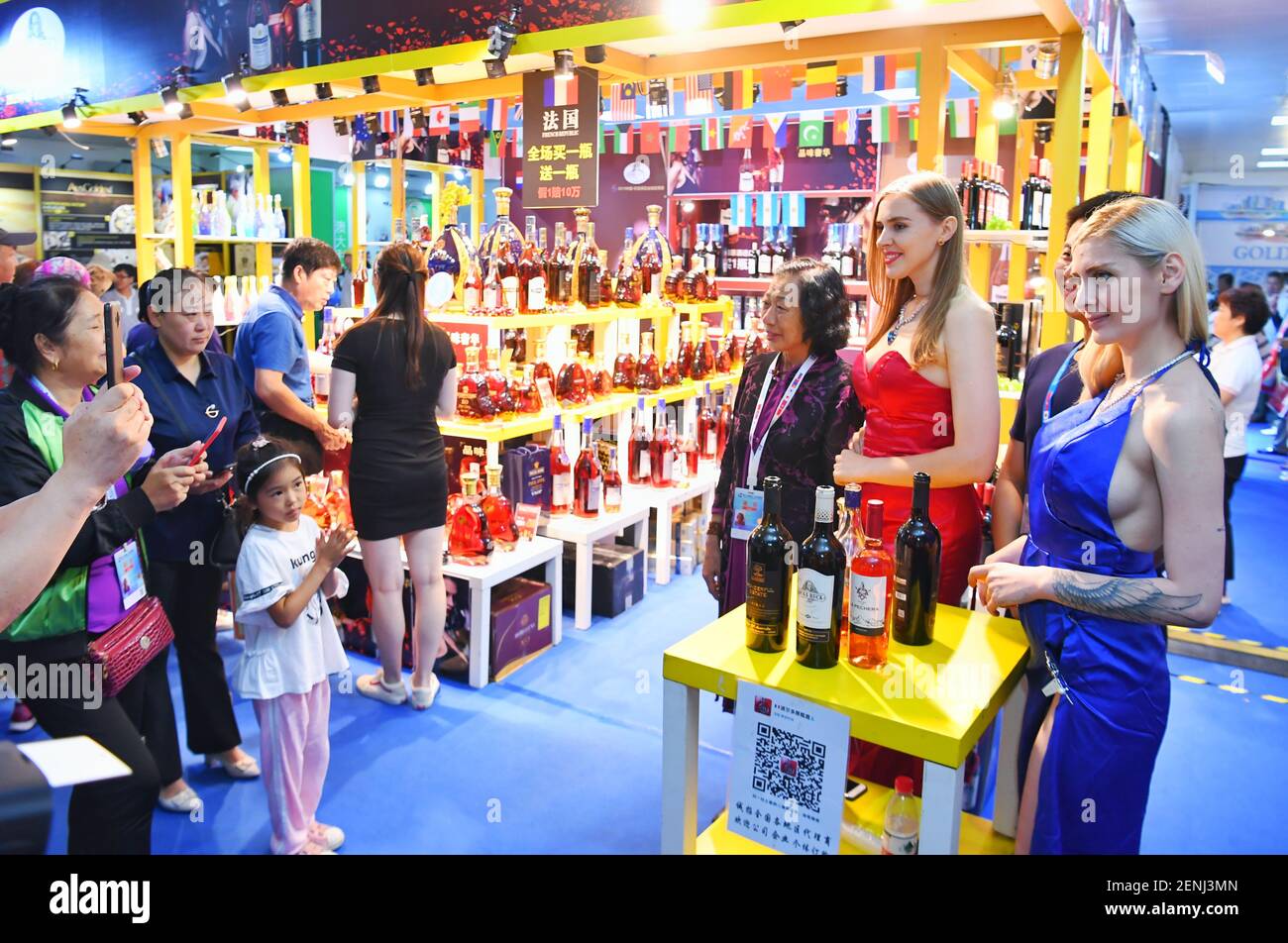 People take pictures of foreign wine girls, right blue and red, at the ...