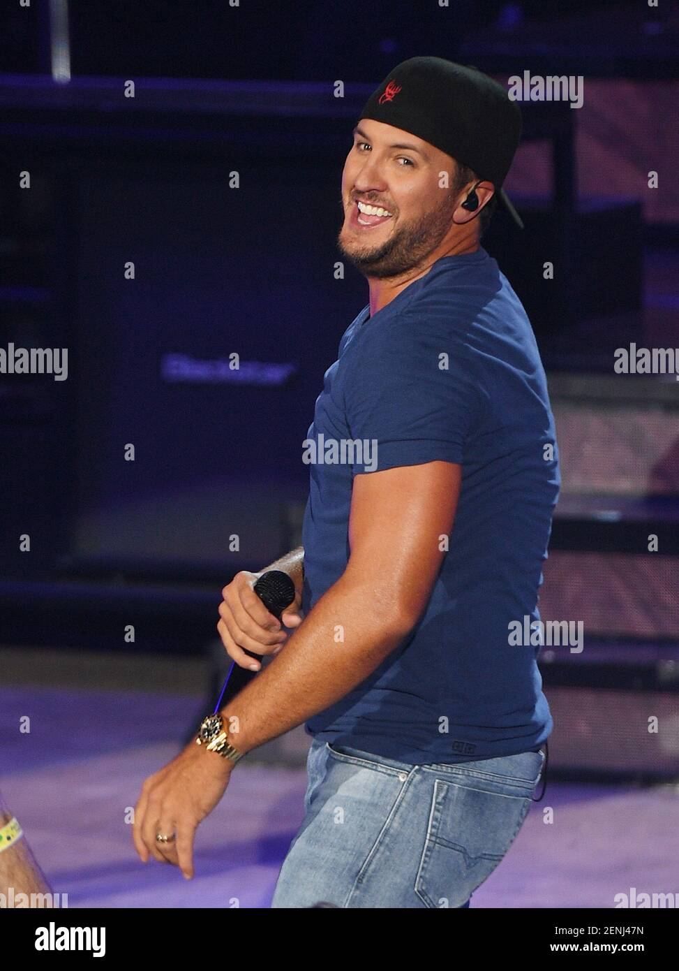 MOUNTAIN VIEW, CA - AUG 24: Luke Bryan performs during the Sunset ...