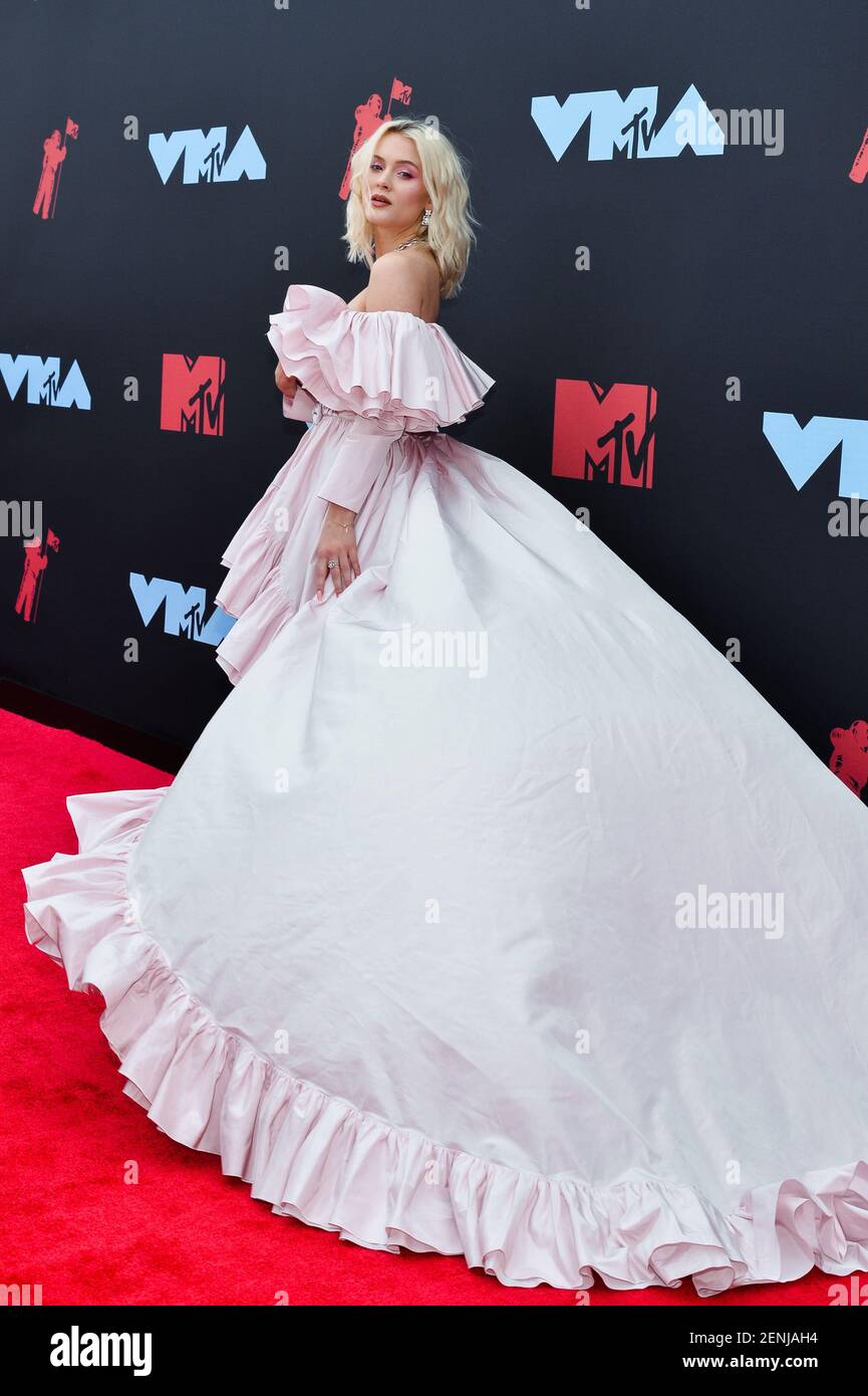 Zara Larsson arriving on the red carpet at the 2019 MTV Video Music ...