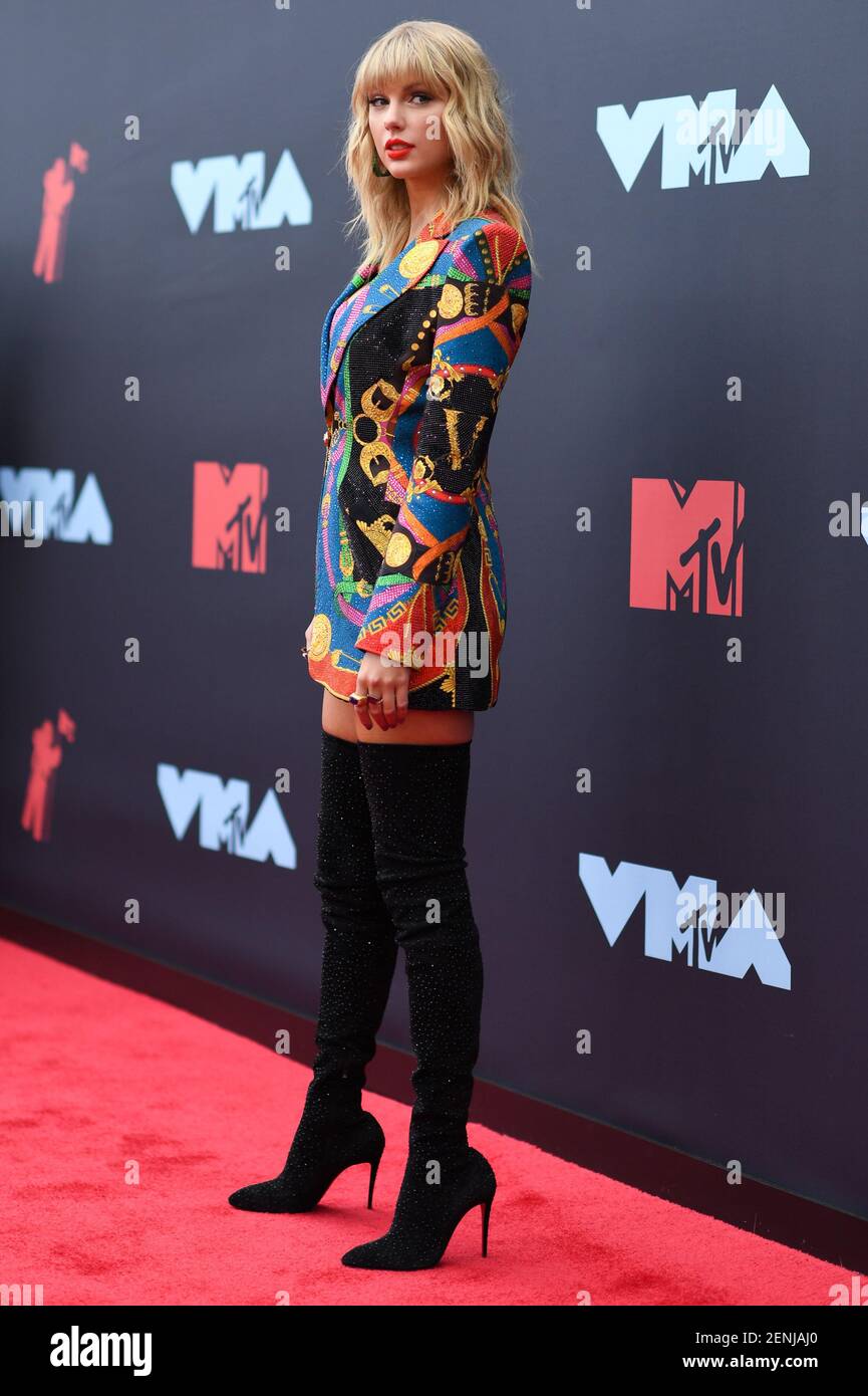 Taylor Swift arriving on the red carpet at the 2019 MTV Video Music ...