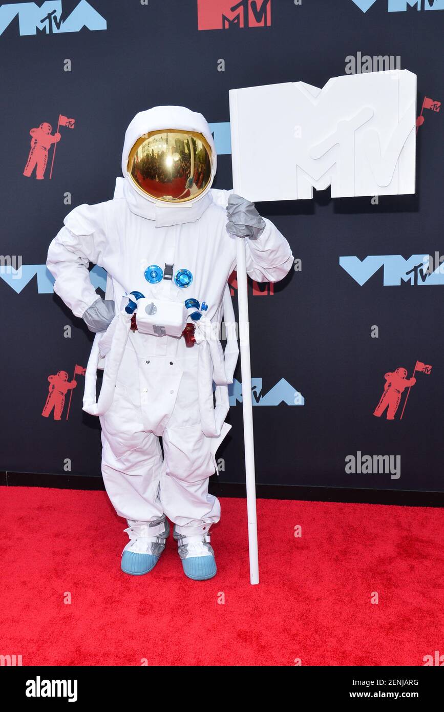 MTV Moon Man arriving on the red carpet at the 2019 MTV Video Music ...
