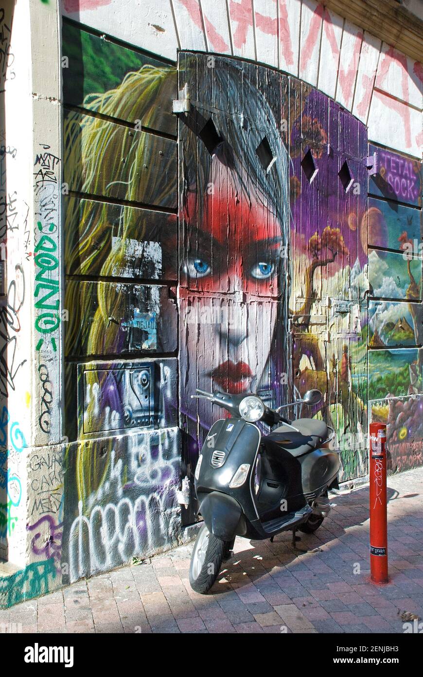 Graffiti urban street art with face motif in Marseille Stock Photo - Alamy