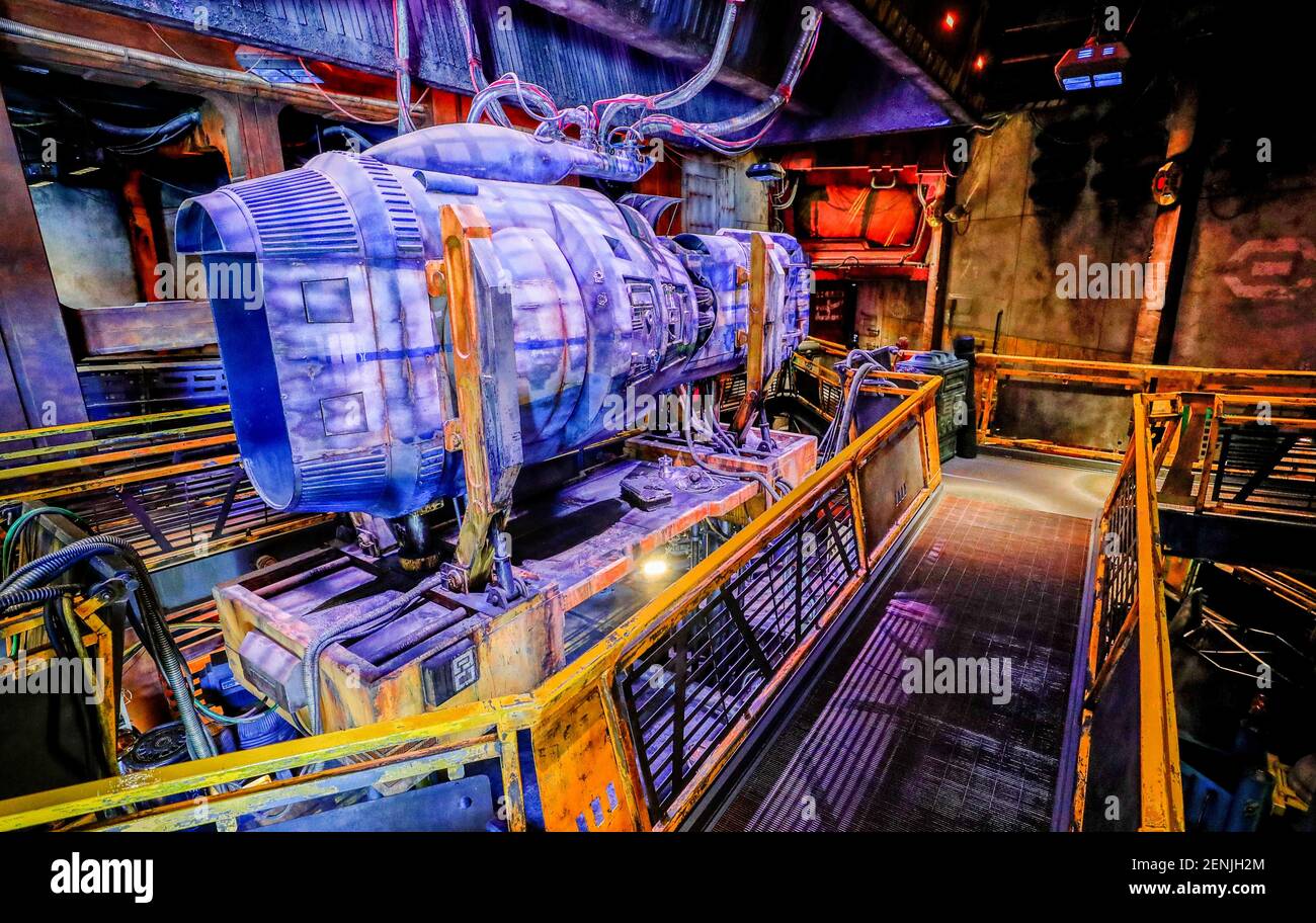 The queue line of the Millennium Falcon: Smugglers Run attraction at ...