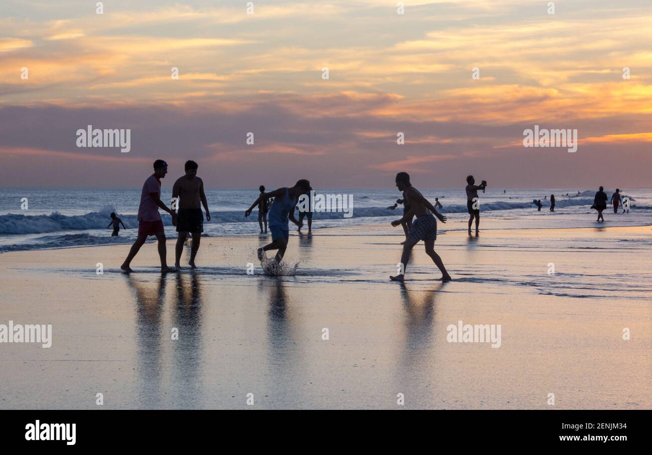 Family beach candid hi-res stock photography and images - Alamy