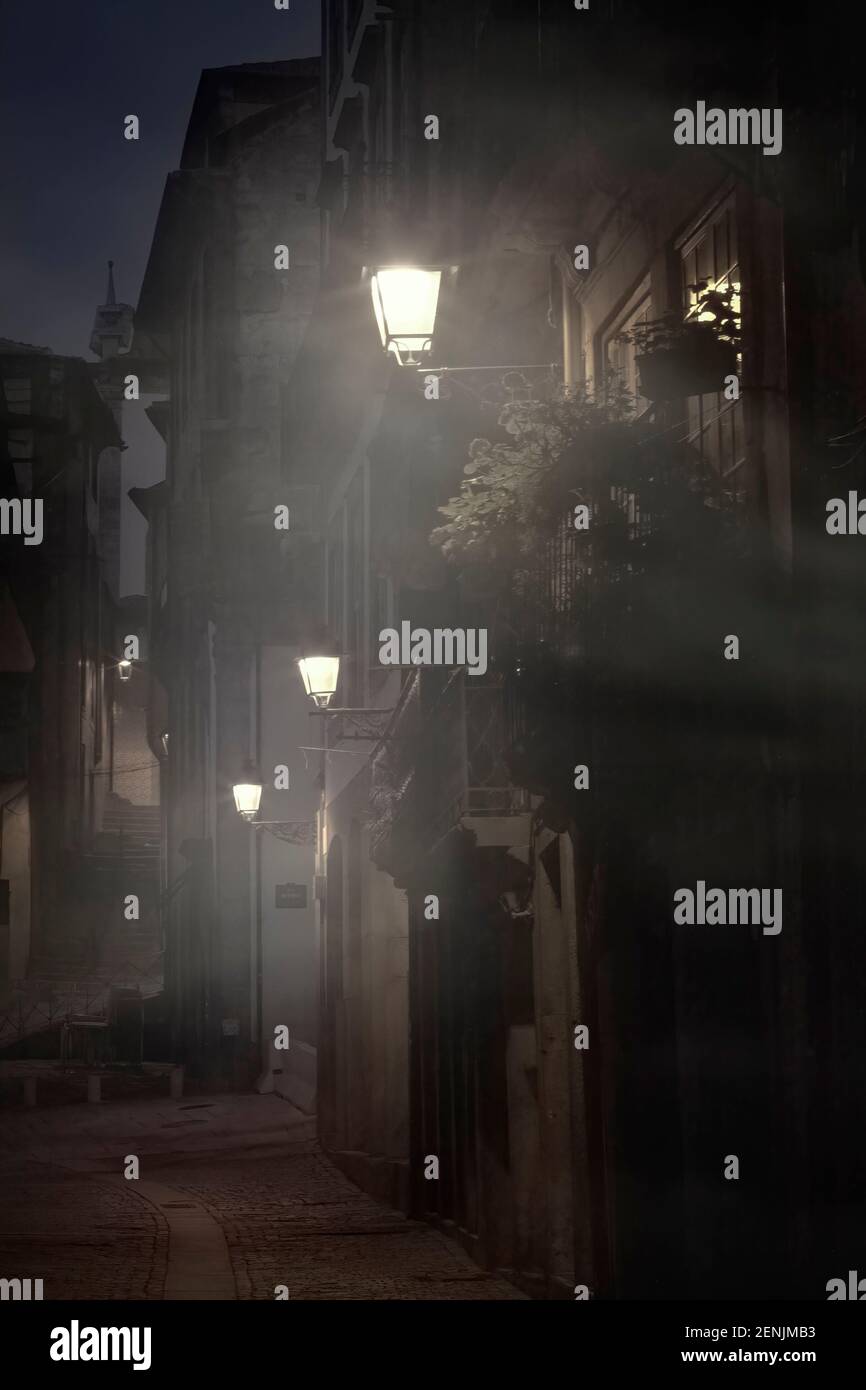 Dark foggy street view hi-res stock photography and images - Alamy