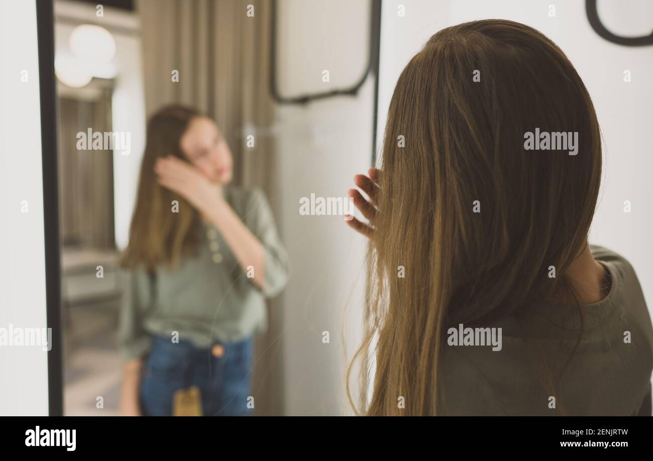 Pretty tween girl hi-res stock photography and images - Alamy