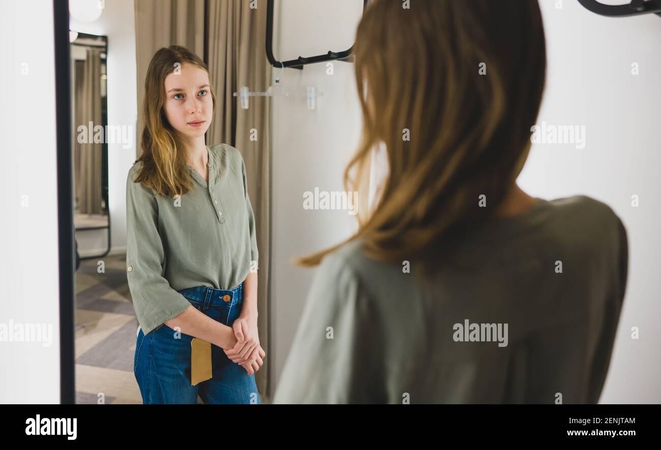 Pretty tween girl hi-res stock photography and images - Alamy