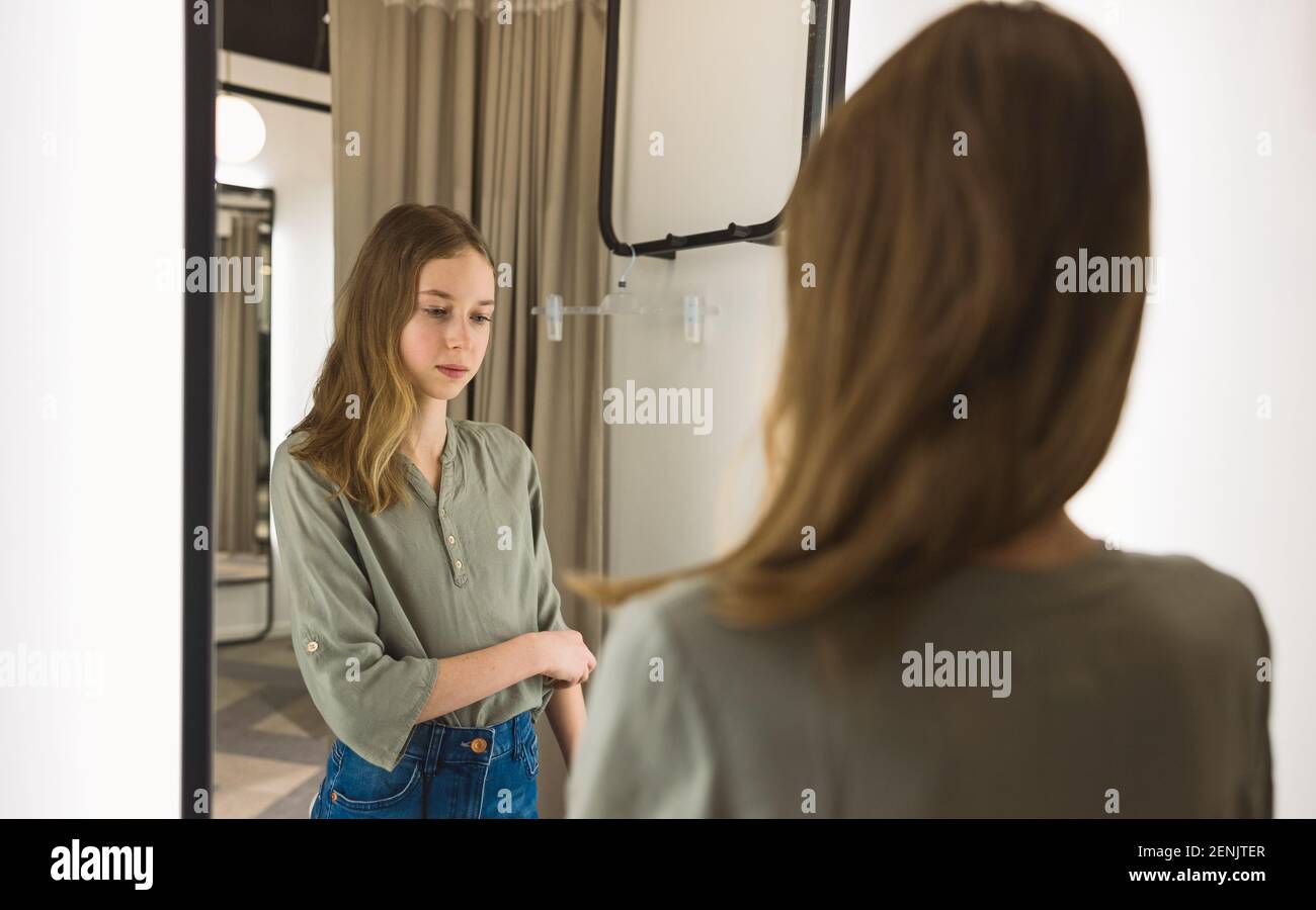 Pretty tween girl hi-res stock photography and images - Alamy