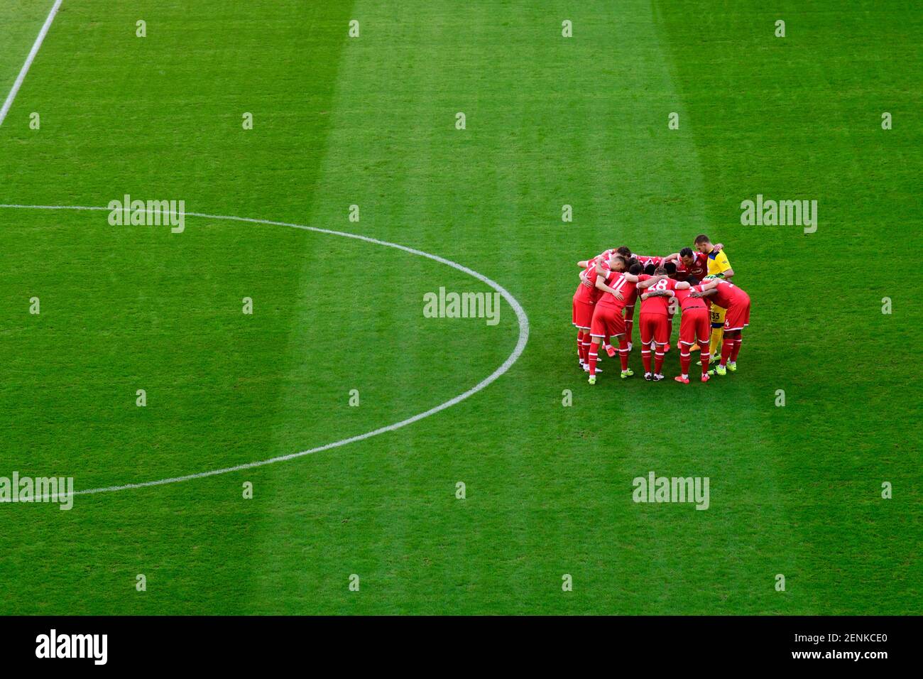 Football team huddle in green hi-res stock photography and images - Alamy