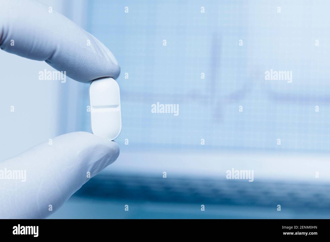 Hand holding a pill hi-res stock photography and images - Alamy