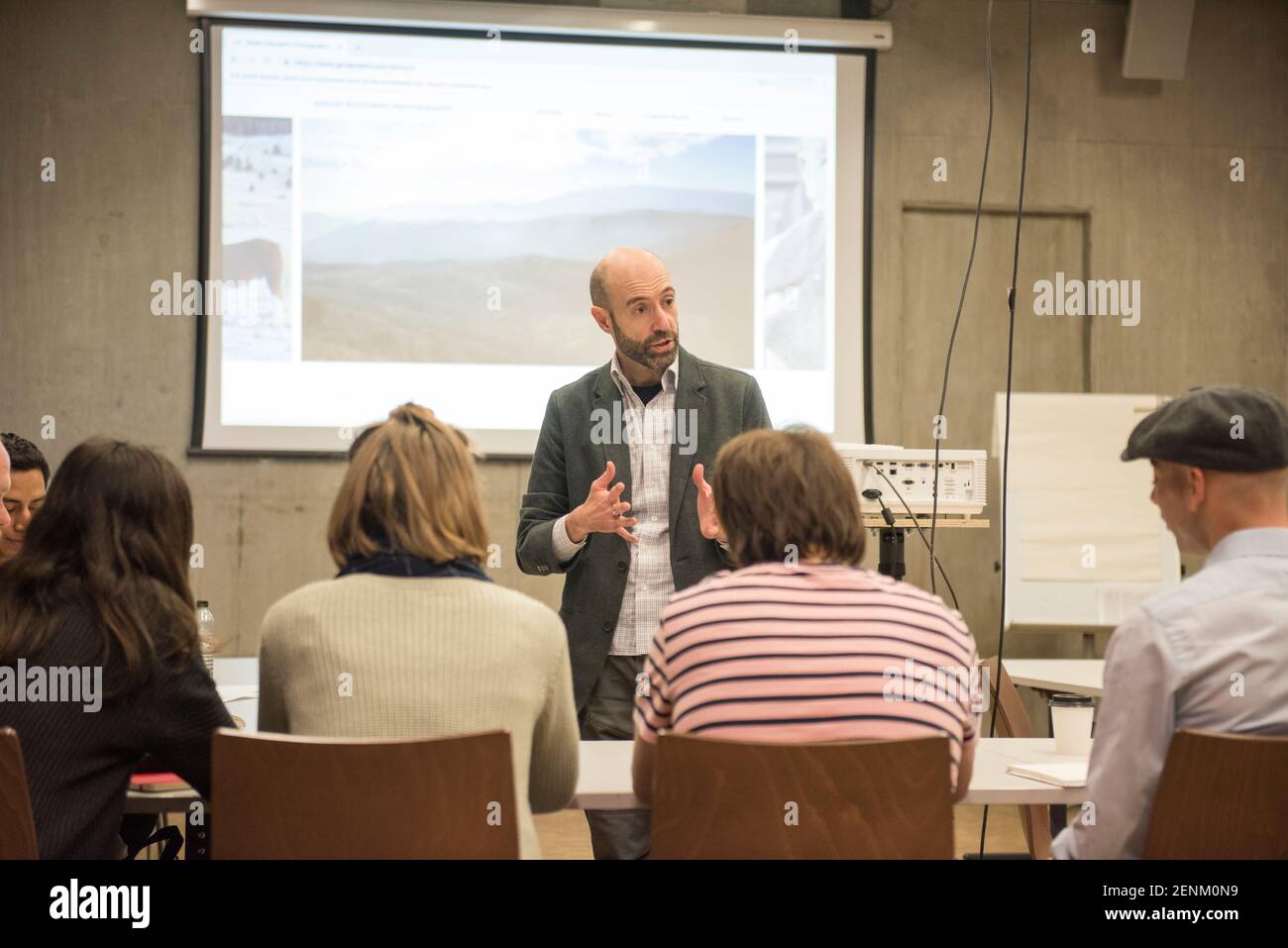 Lecturer explanation hi-res stock photography and images - Alamy