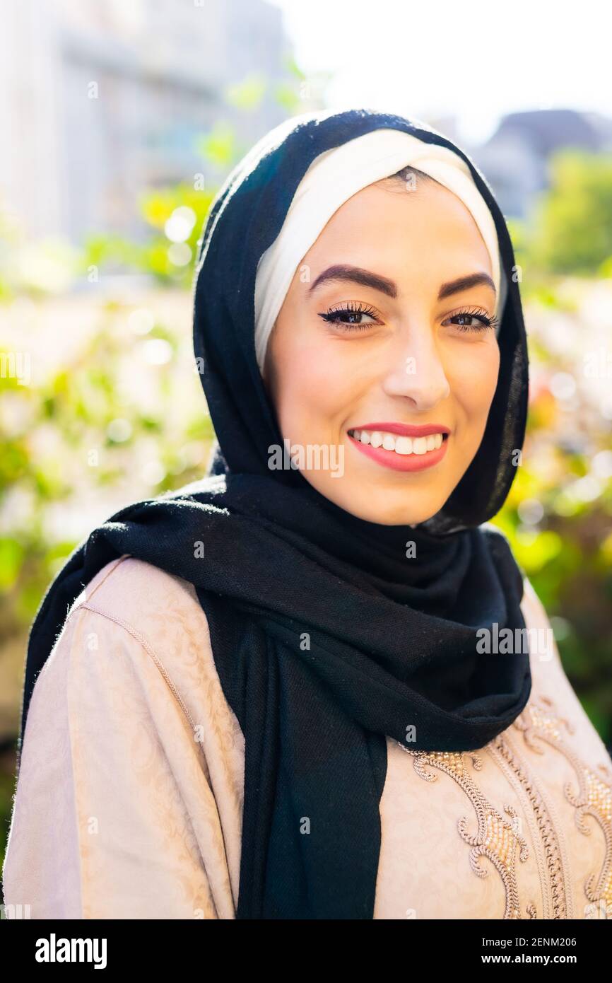 Portrait of young muslim woman, smiling Stock Photo - Alamy