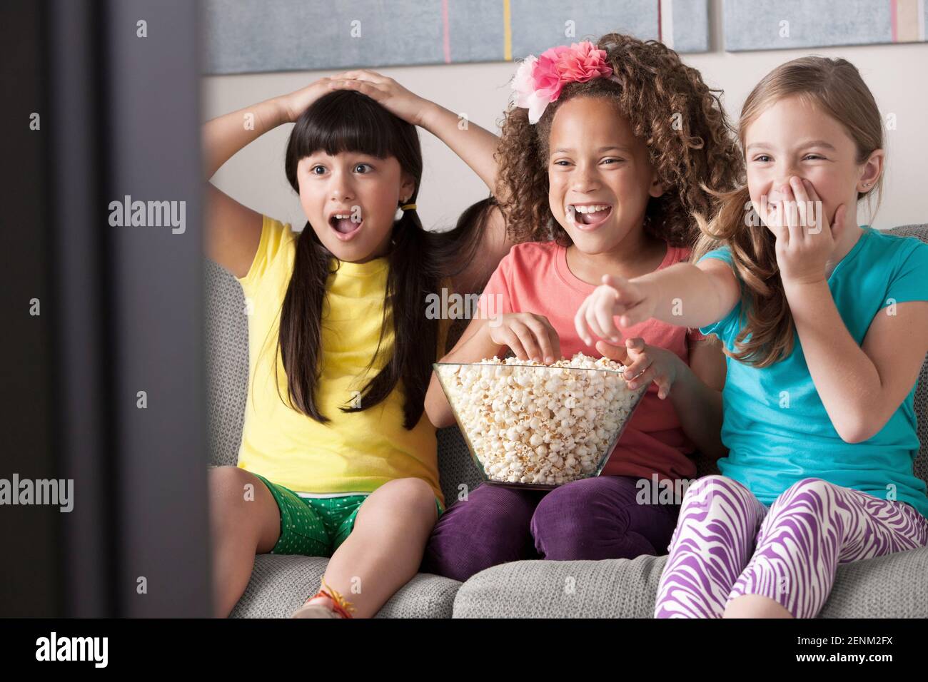 Girls watching tv laughing hi-res stock photography and images - Alamy