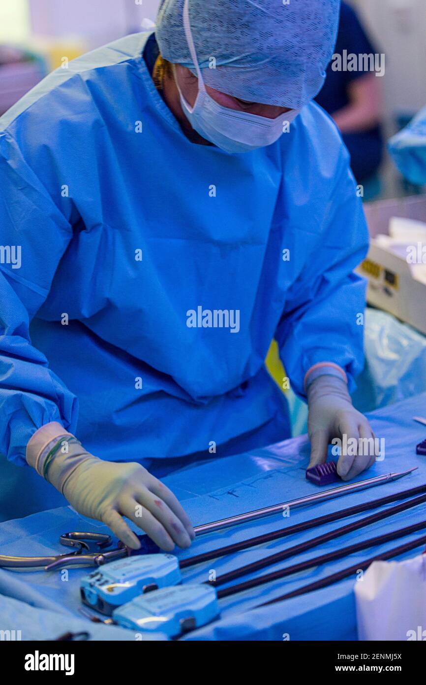 Nhs staff in an operating theatre hi-res stock photography and images ...
