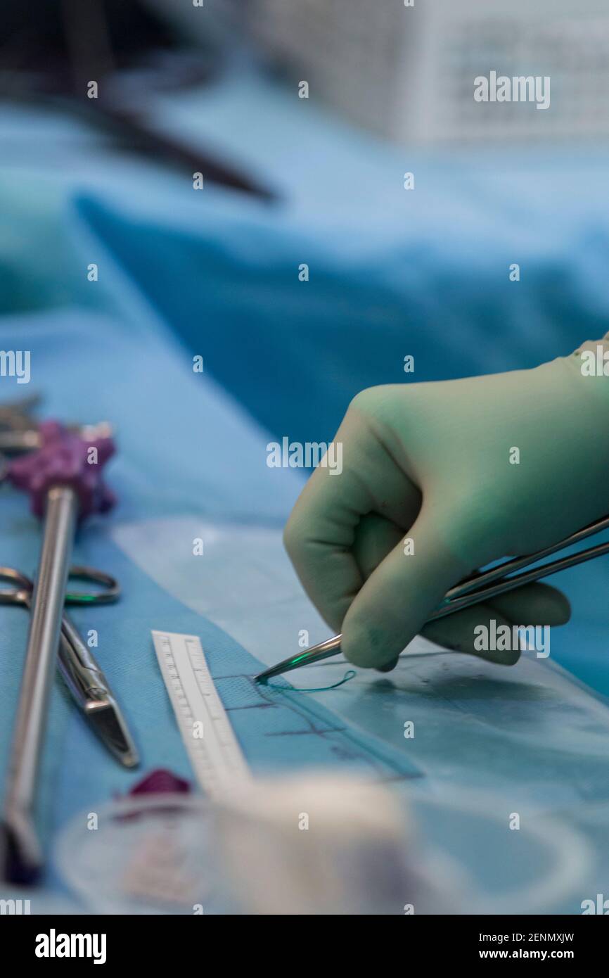 Surgeons perform an operation in an nhs hospital hi-res stock ...