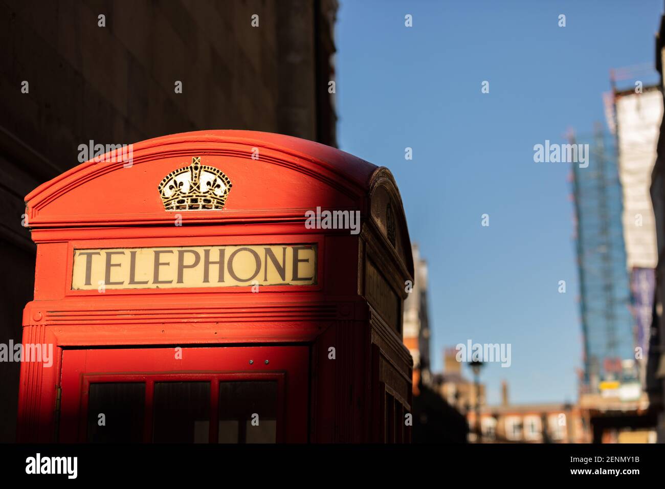 Queen red box buckingham palace hi-res stock photography and images - Alamy