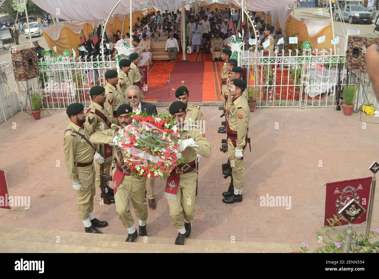 Pakistani soldiers and civilians to take a part of during wreath ...