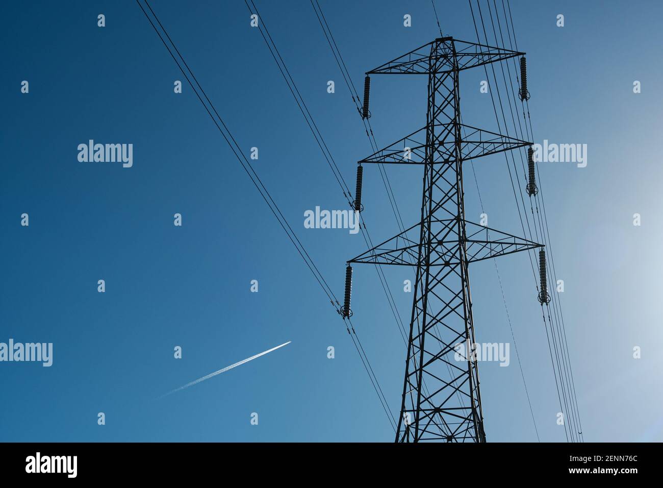 Overhead transmission lines hi-res stock photography and images - Alamy