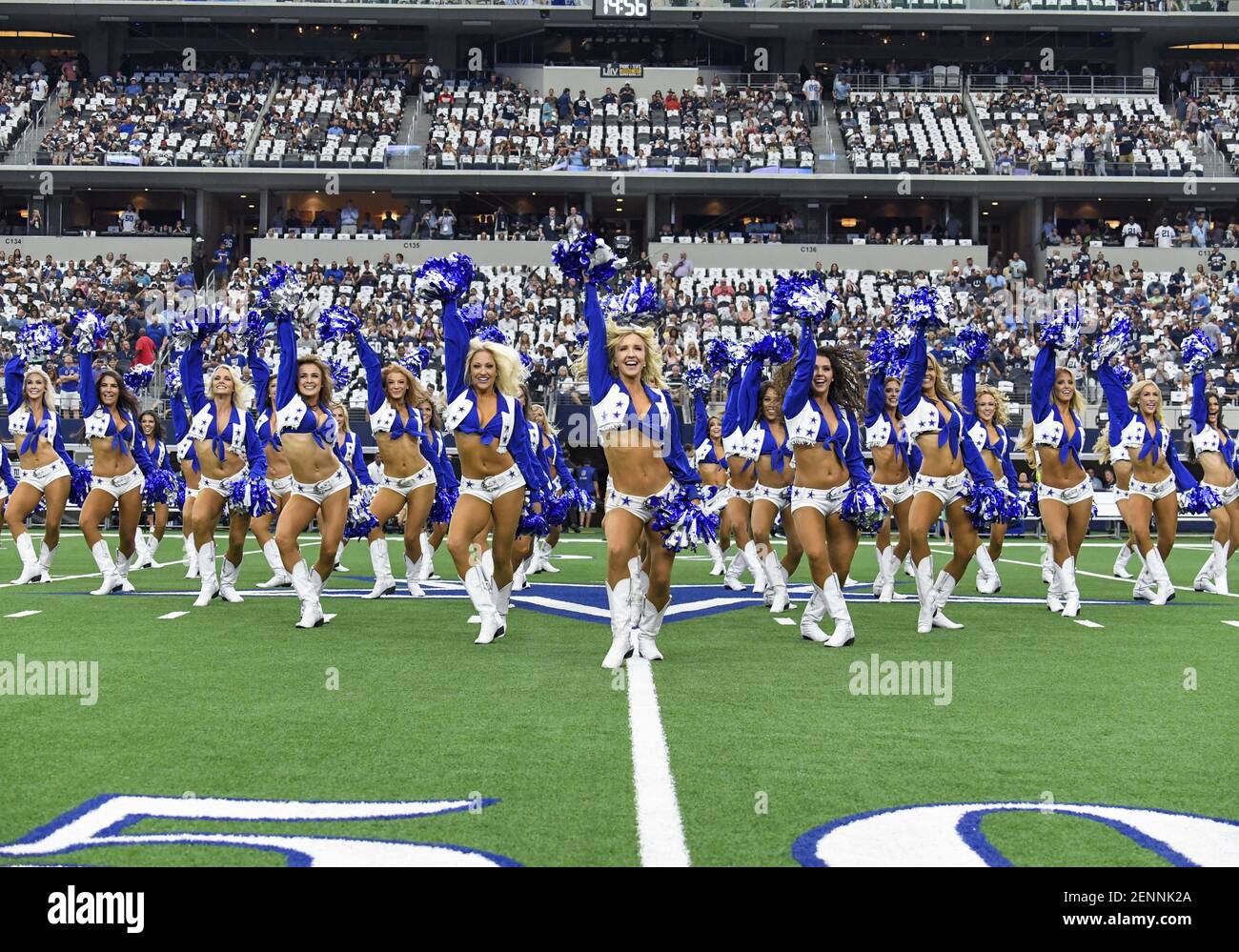 Cowboys cheerleaders dance hi-res stock photography and images - Alamy