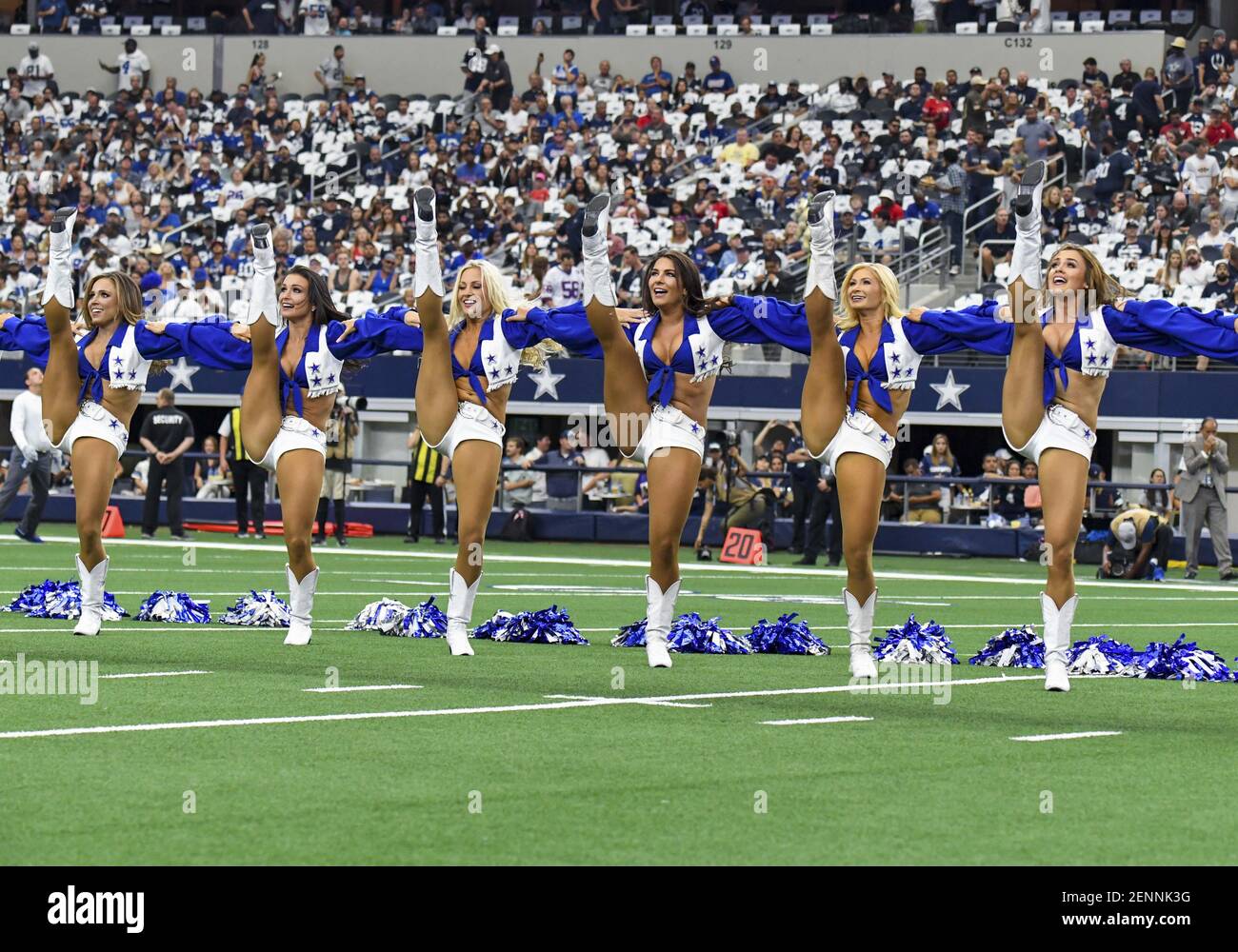 Cowboys cheerleaders dance hi-res stock photography and images - Alamy
