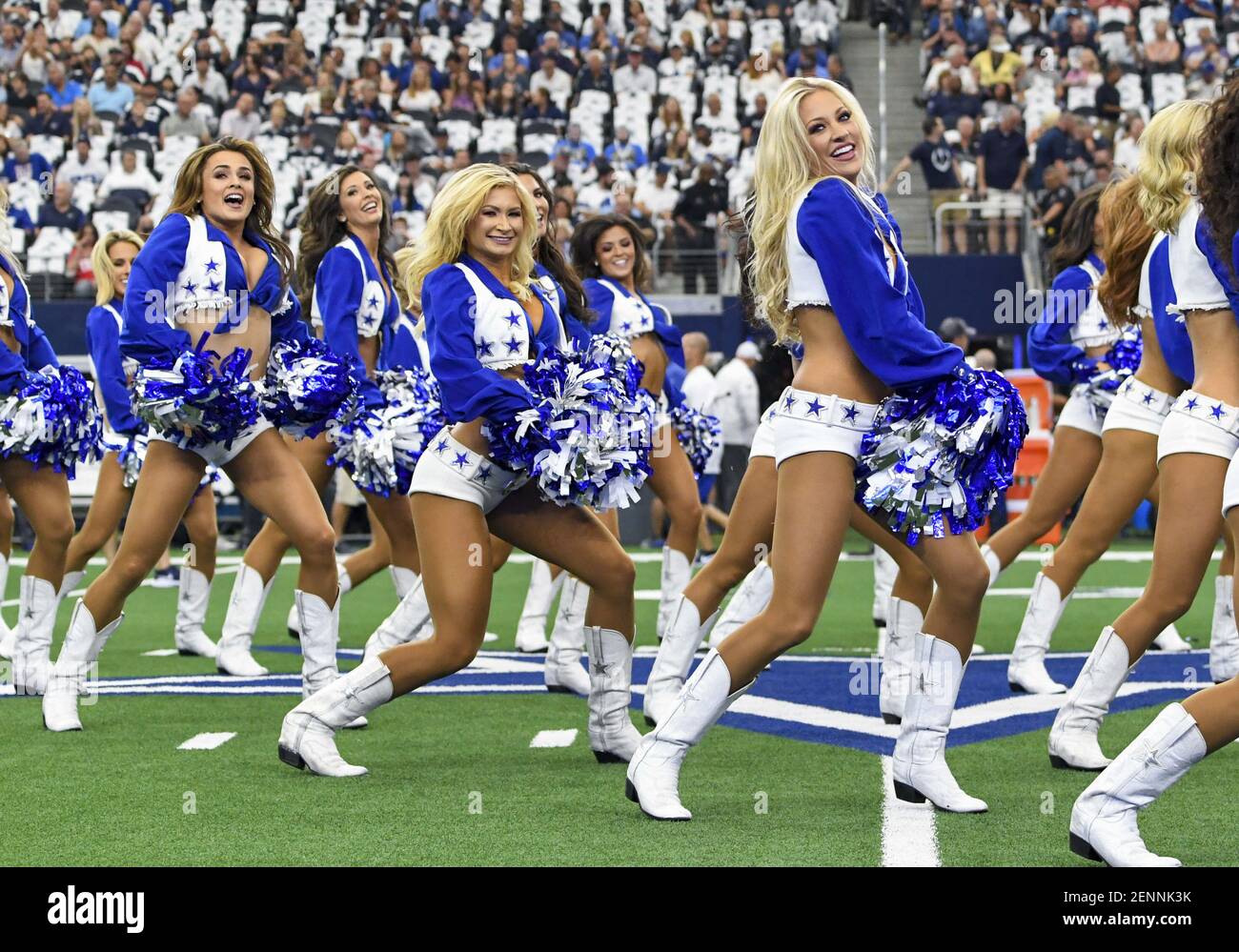 Cowboys cheerleaders dance hi-res stock photography and images - Alamy