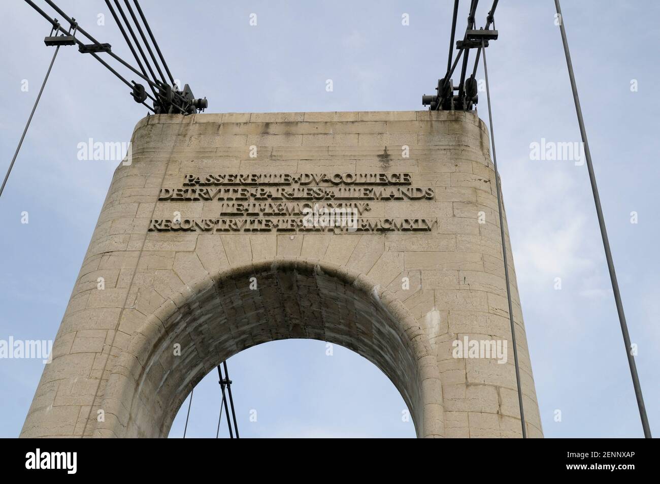 College arch hi-res stock photography and images - Alamy