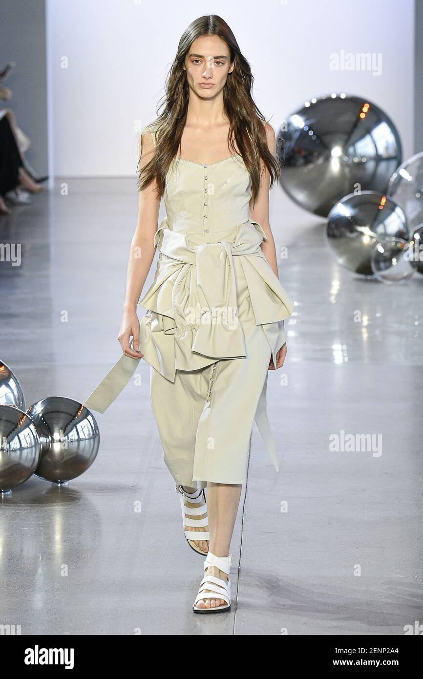 Model Amanda Googe walking on the runway Noon by Noor Fashion Show ...