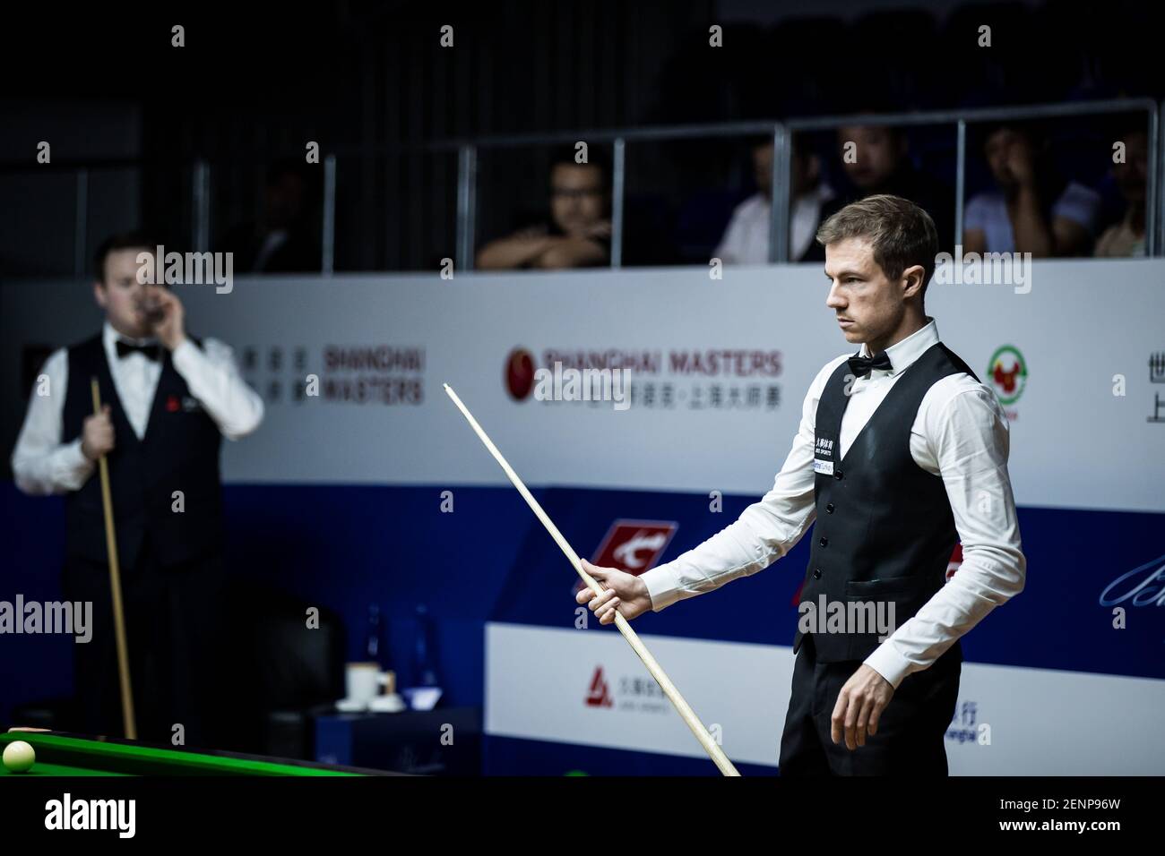 Jack Lisowski of England, right, considers a shot to Shaun Murphy of ...