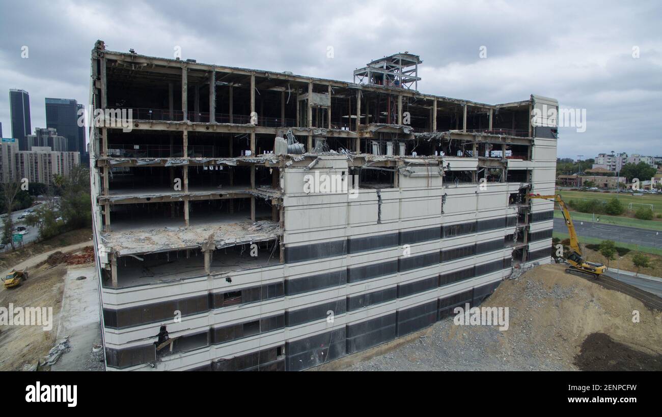 A building gets torn down a piece at a time Stock Photo - Alamy