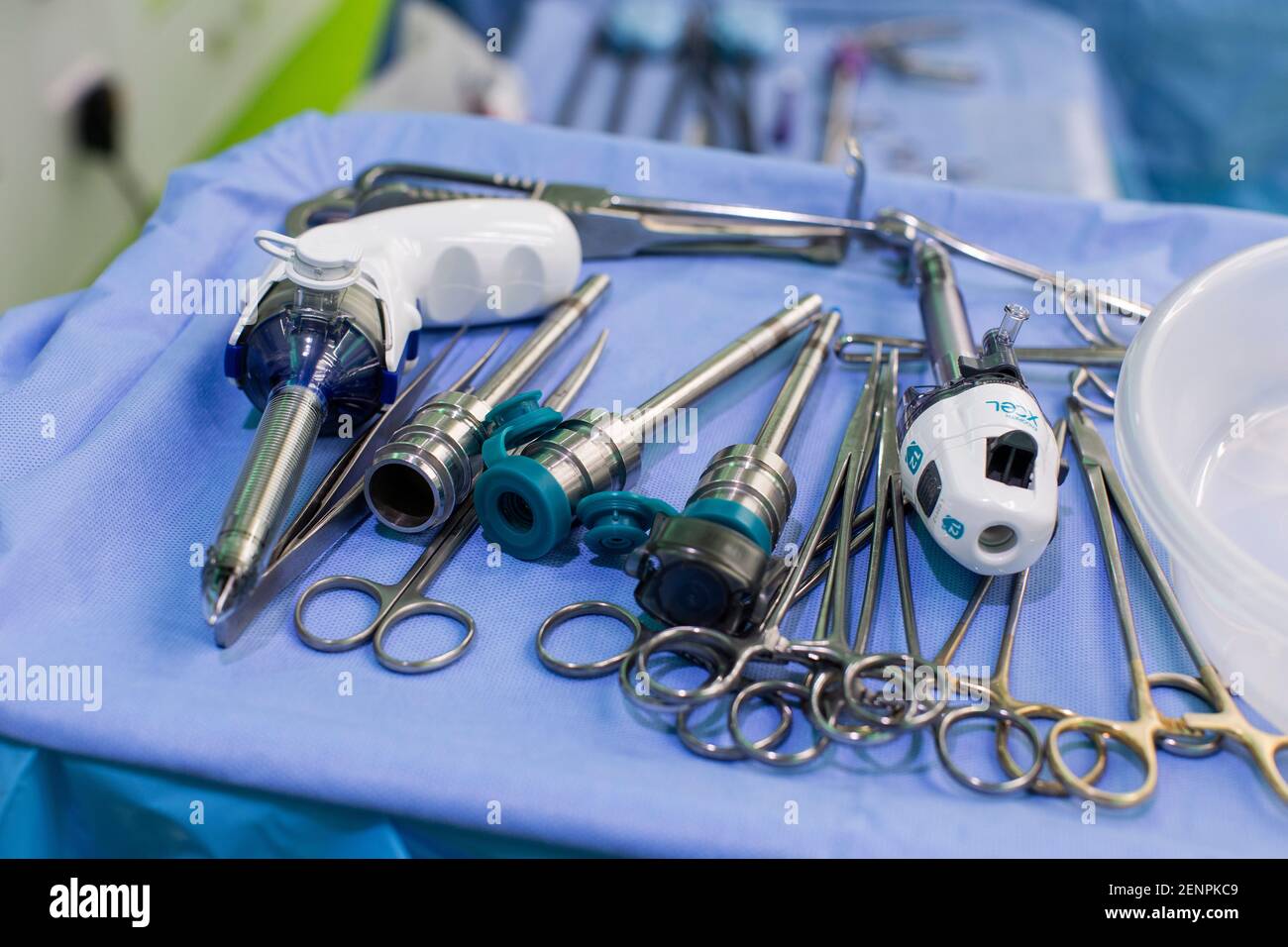 Surgeons perform an operation in an nhs hospital hi-res stock ...