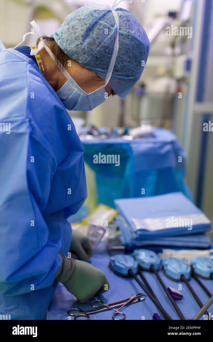 Surgeons perform an operation in an nhs hospital hi-res stock ...