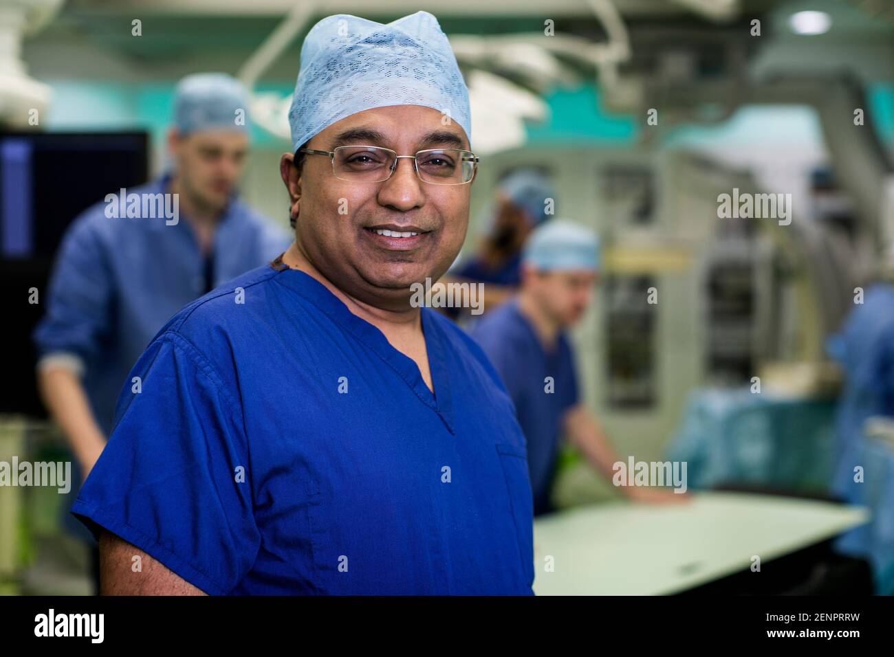 Surgeons perform an operation in an nhs hospital hi-res stock ...