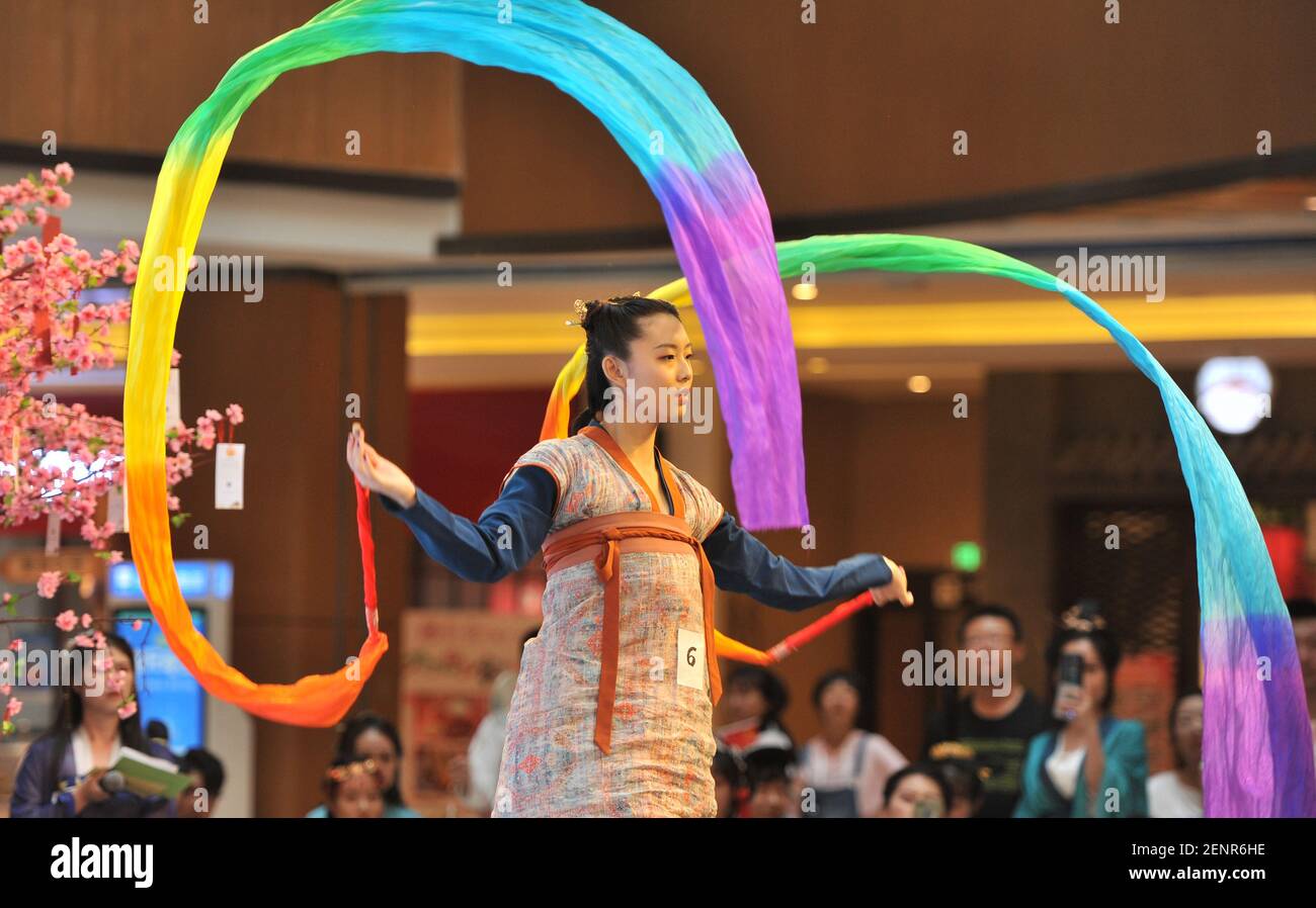 Beauties dressing in ancient Chinese clothes demonstrate and perform ...
