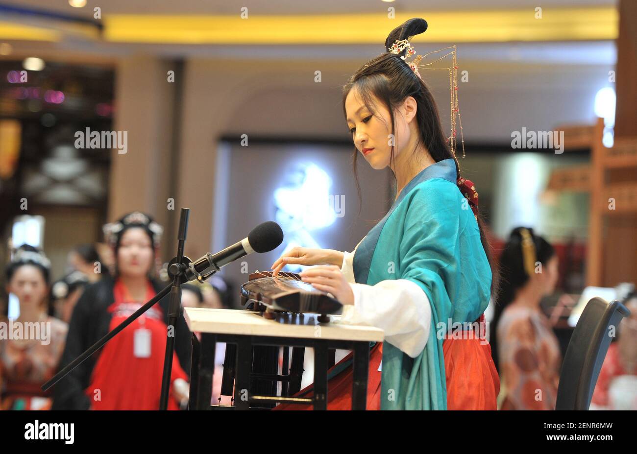 Beauties dressing in ancient Chinese clothes demonstrate and perform ...