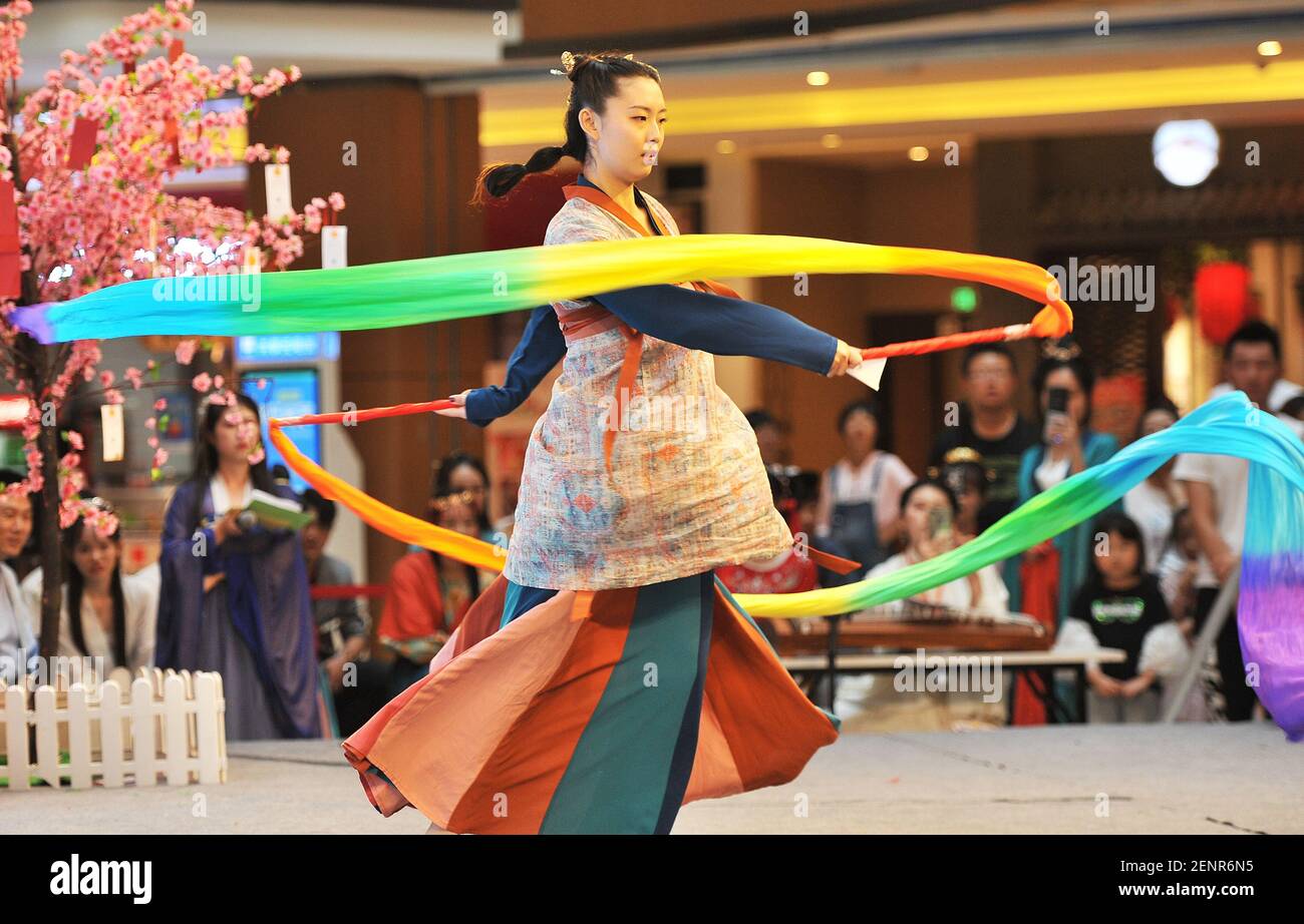 Beauties dressing in ancient Chinese clothes demonstrate and perform ...