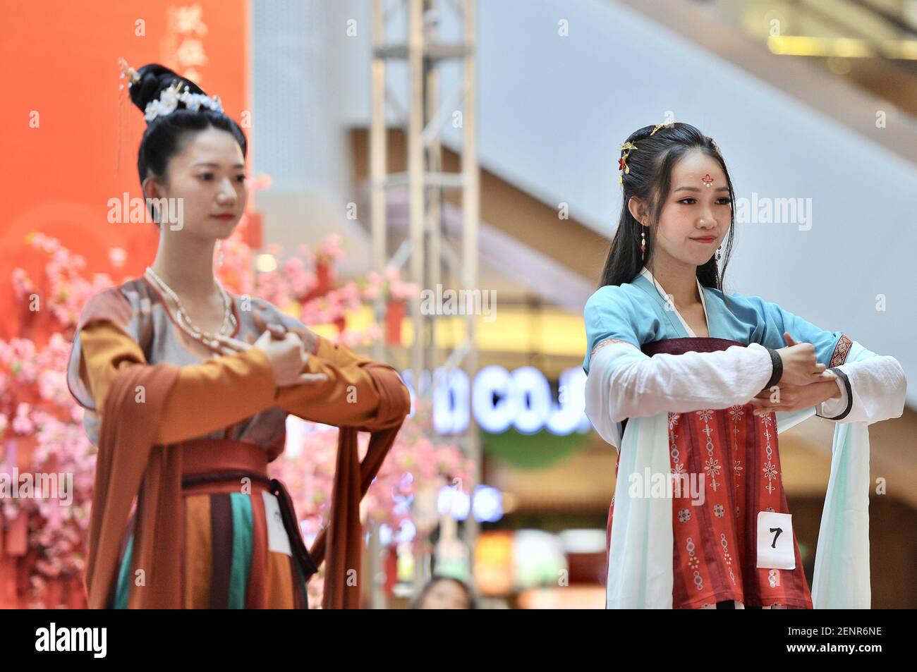 Beauties dressing in ancient Chinese clothes demonstrate and perform ...