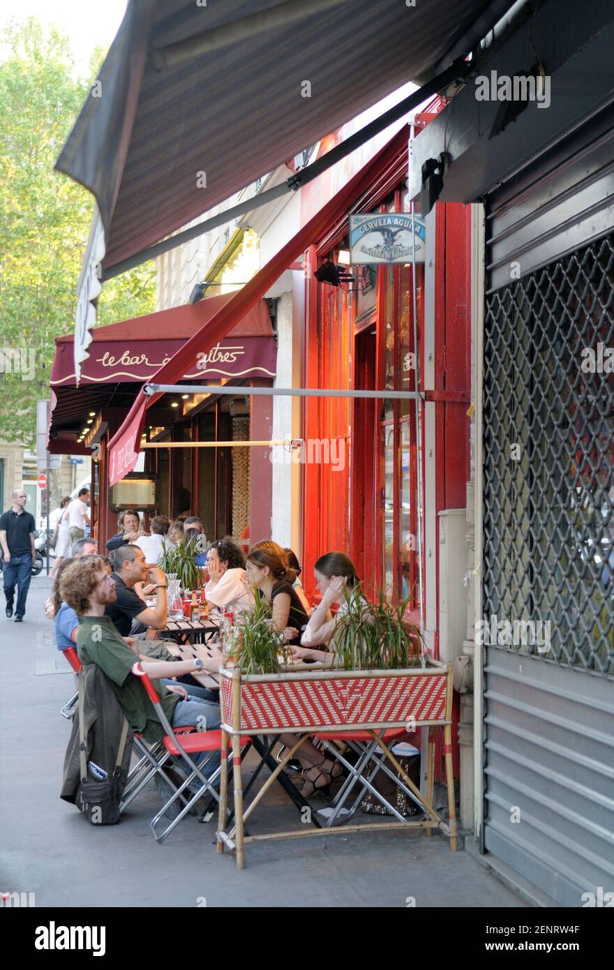 Outdoor cafe paris hi-res stock photography and images - Alamy