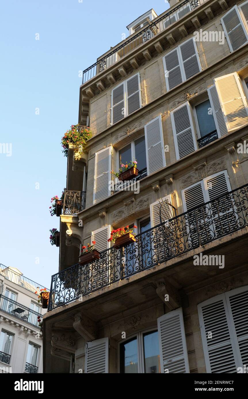 Paris apartments building hi-res stock photography and images - Alamy