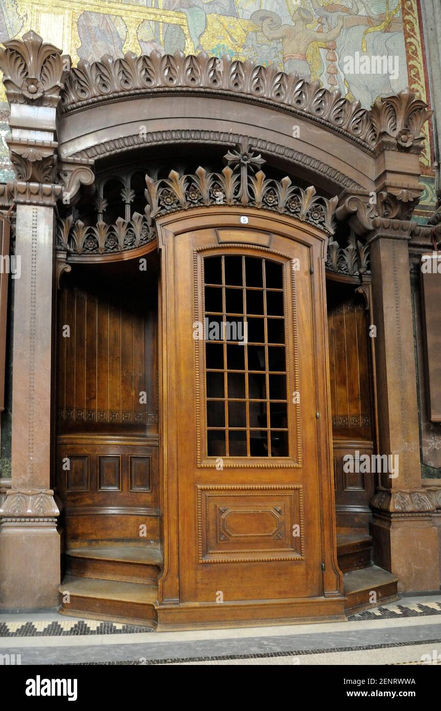 Confession box france hi-res stock photography and images - Alamy