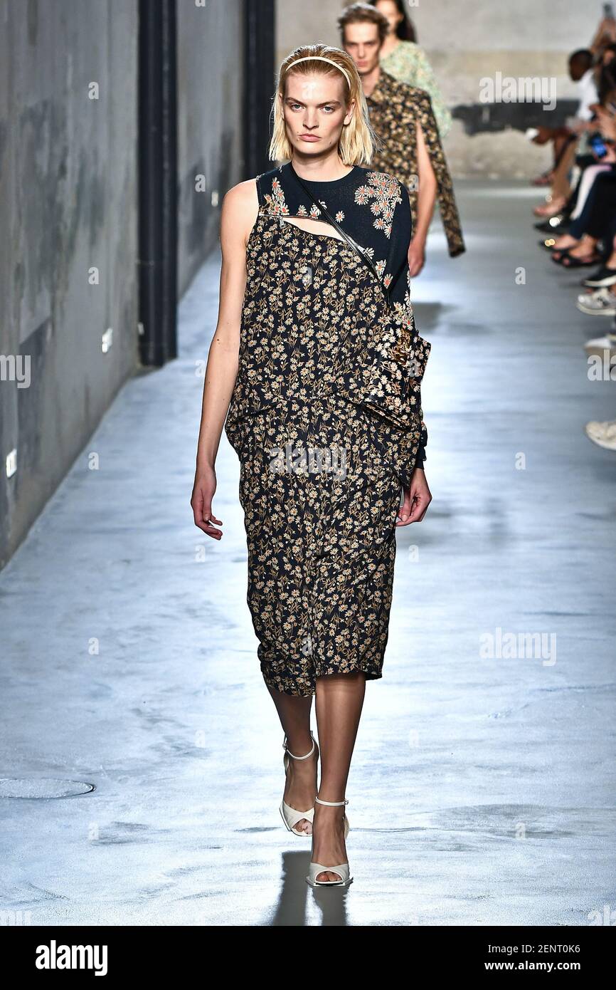 Model walking on the runway No. 21 Fashion Show during Milan Fashion ...