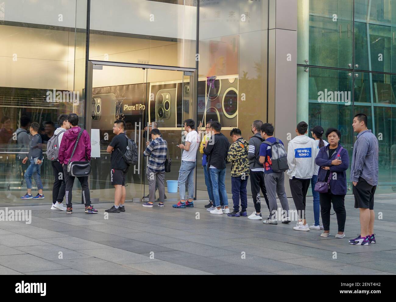 Because of the launch of new version of iPhone, Apple lovers line up ...