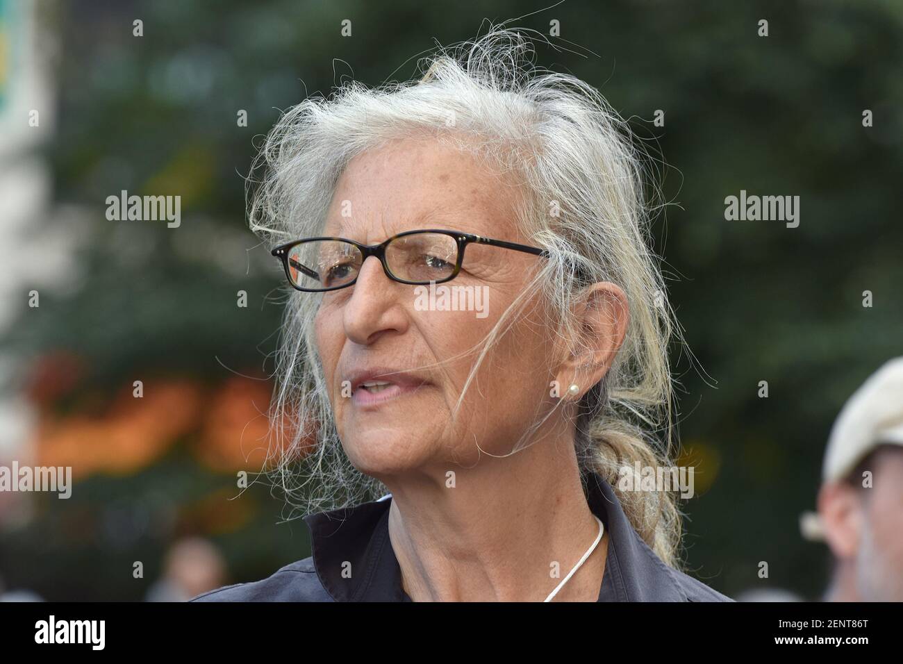 Famed fashion photographer Annie Leibovitz joins protestors as they ...
