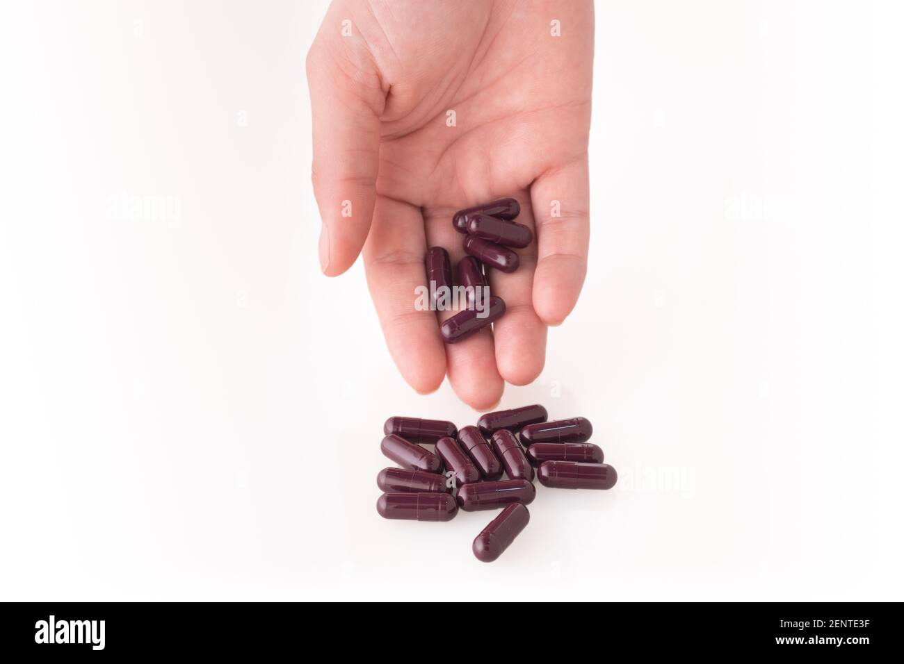 Hand hold Many pills on white background Stock Photo - Alamy