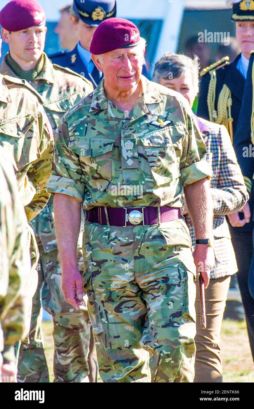 Prince Charles of Wales during a paradropping on the Ginkel Heath ...