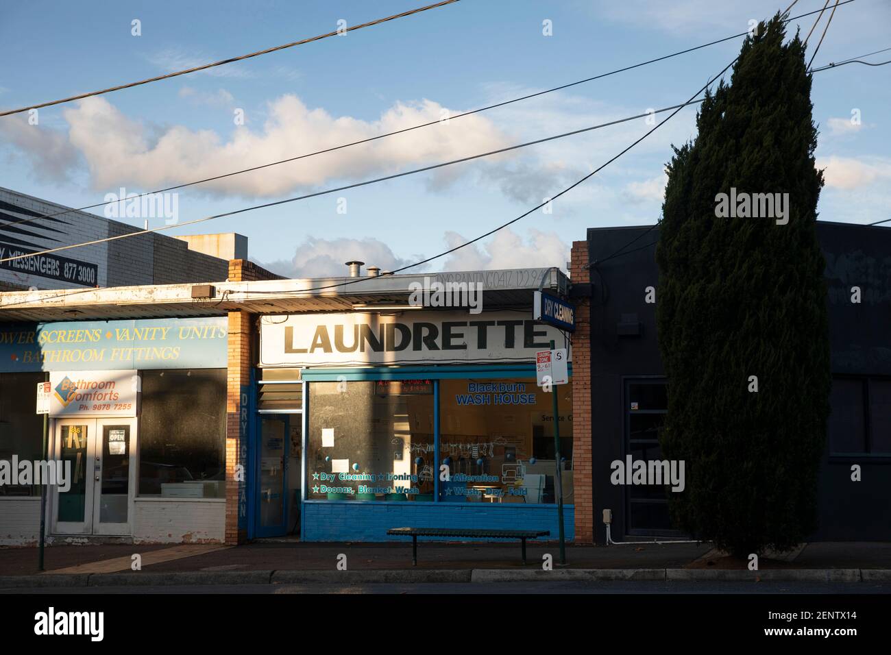 Vintage laundromat hi-res stock photography and images - Alamy