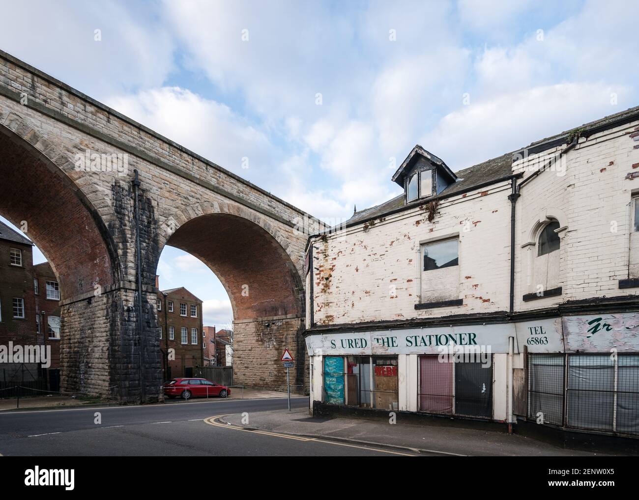 Empty shutter down high street uk hi-res stock photography and images ...